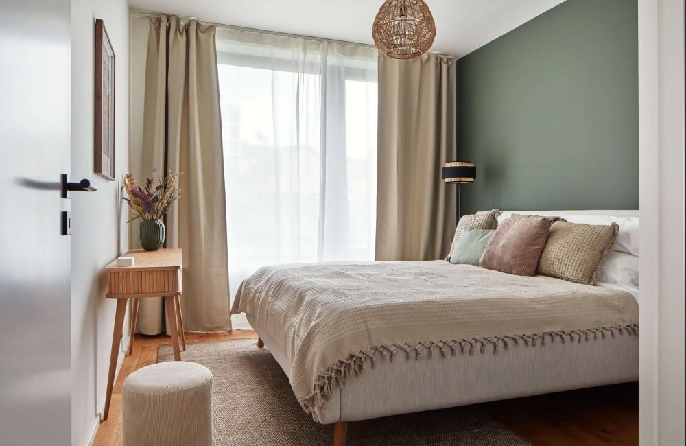 Malá ložnice: Inspirace a praktické tipy, které ušetří drahocenné místo